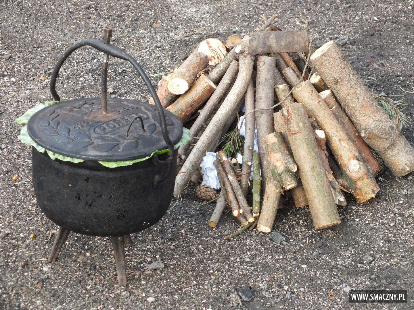 Pieczonki w kociołku na ognisku - Przepisy kulinarne - Dania główne