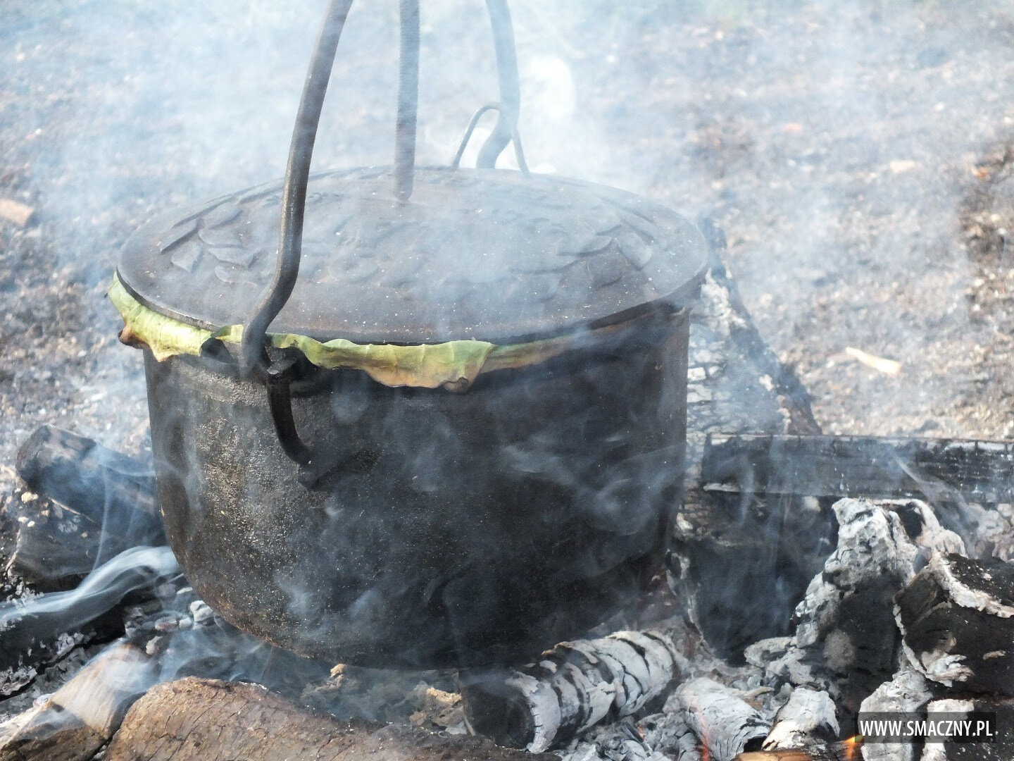 Pieczonki w kociołku na ognisku - Przepisy kulinarne - Dania główne