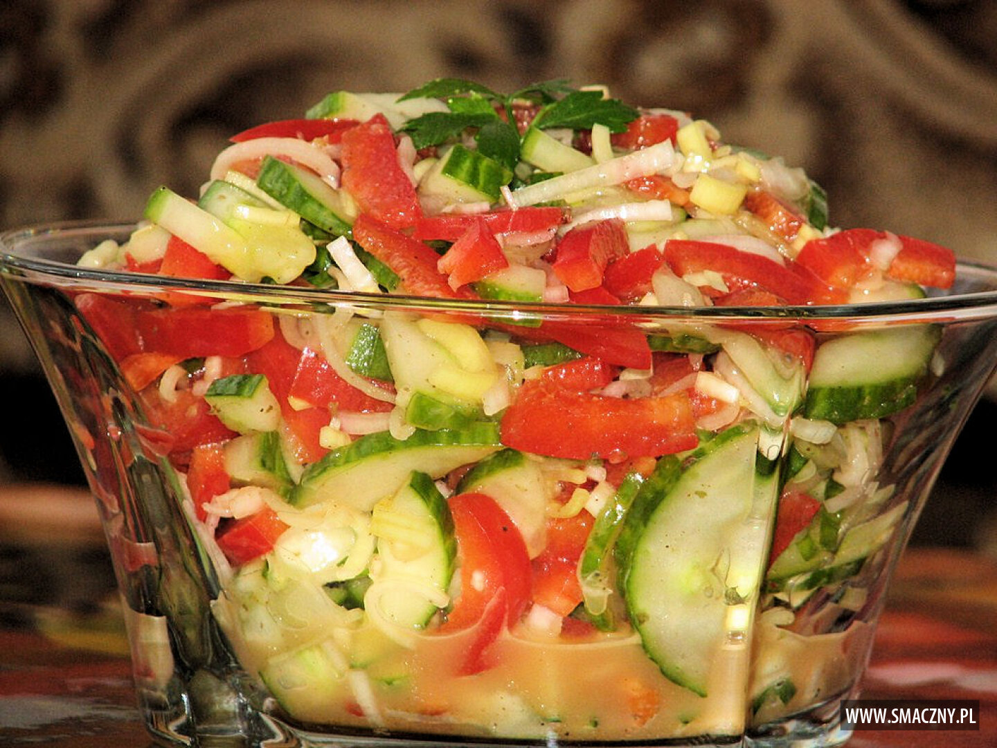 Surówka z ogórkiem szklarniowym - Przepisy kulinarne - Surówki