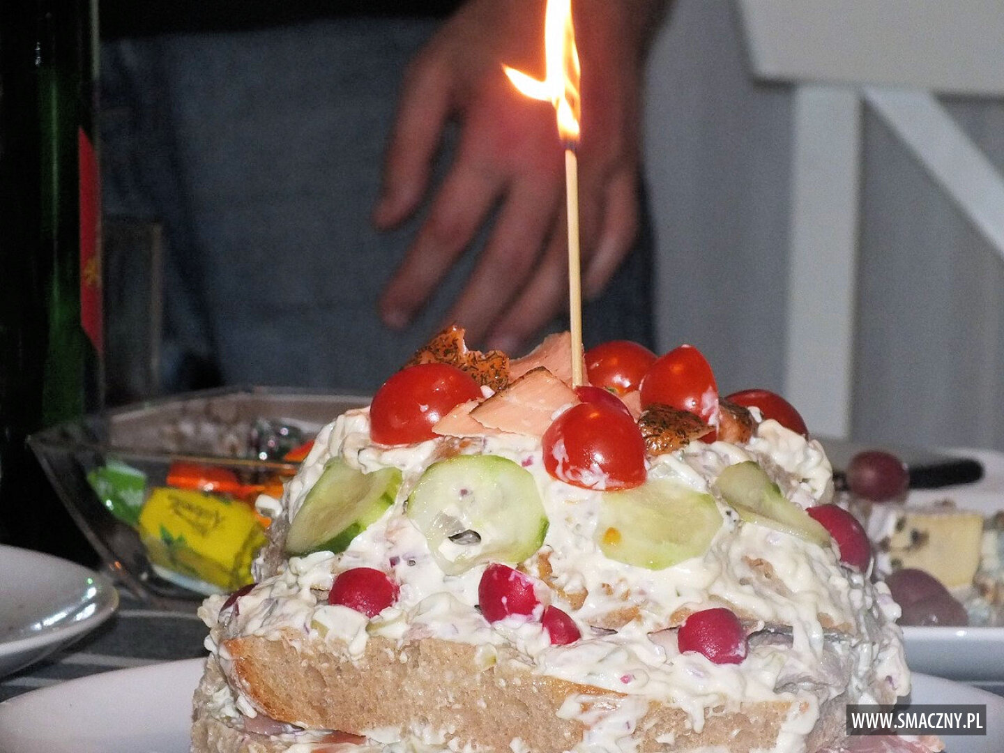 Tort chlebowy z rybą i pysznym majonezowym sosem - Przepisy kulinarne