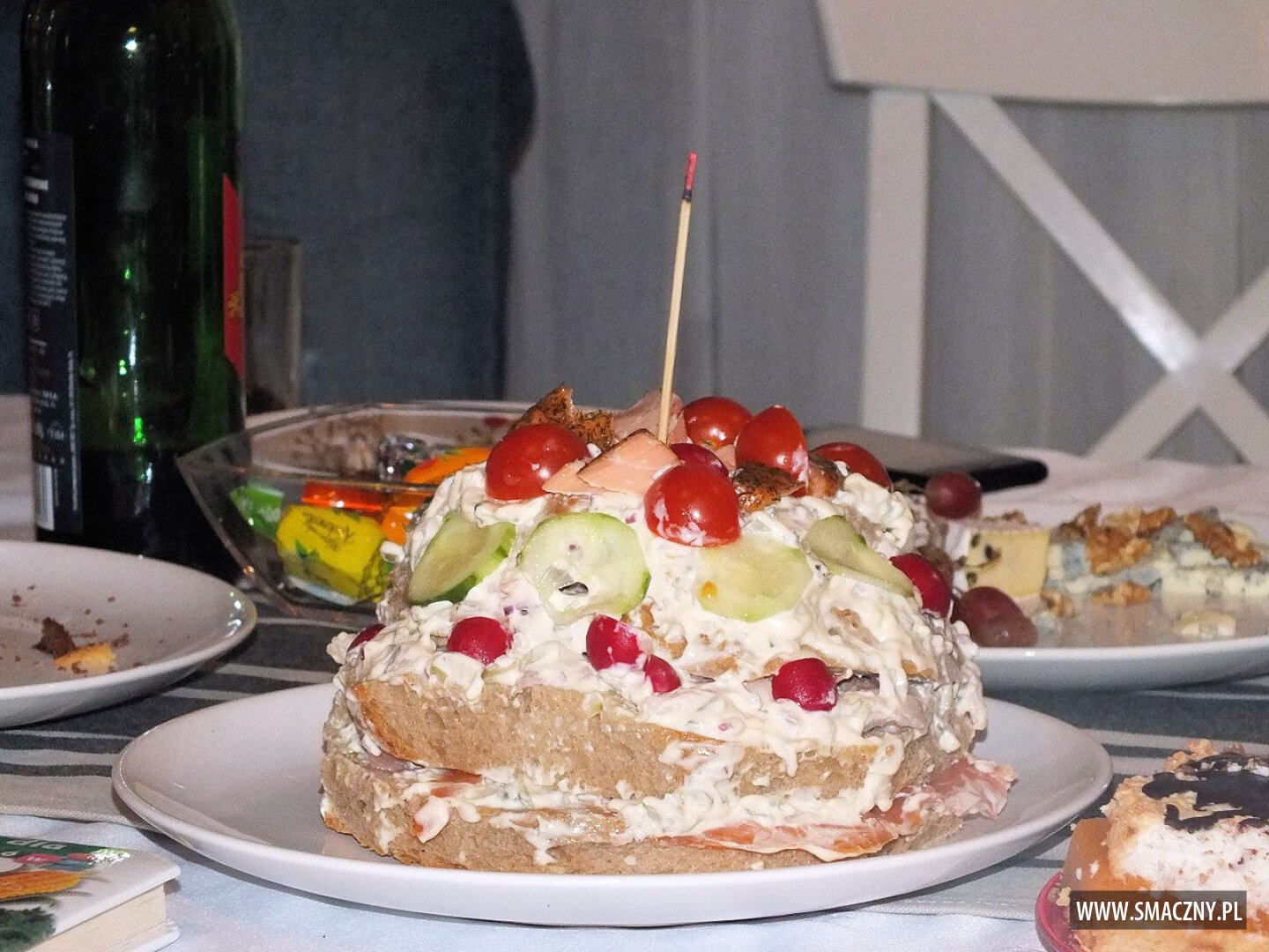 Tort chlebowy z rybą i pysznym majonezowym sosem - Przepisy kulinarne