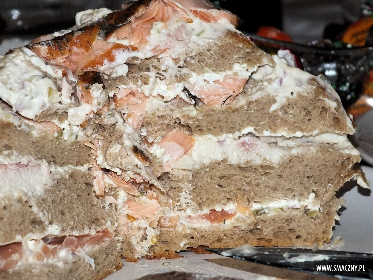 Tort chlebowy z rybą i pysznym majonezowym sosem - Przepisy kulinarne
