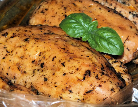 Filety z kurczaka przekładane marchewką, porem i żółtym serem