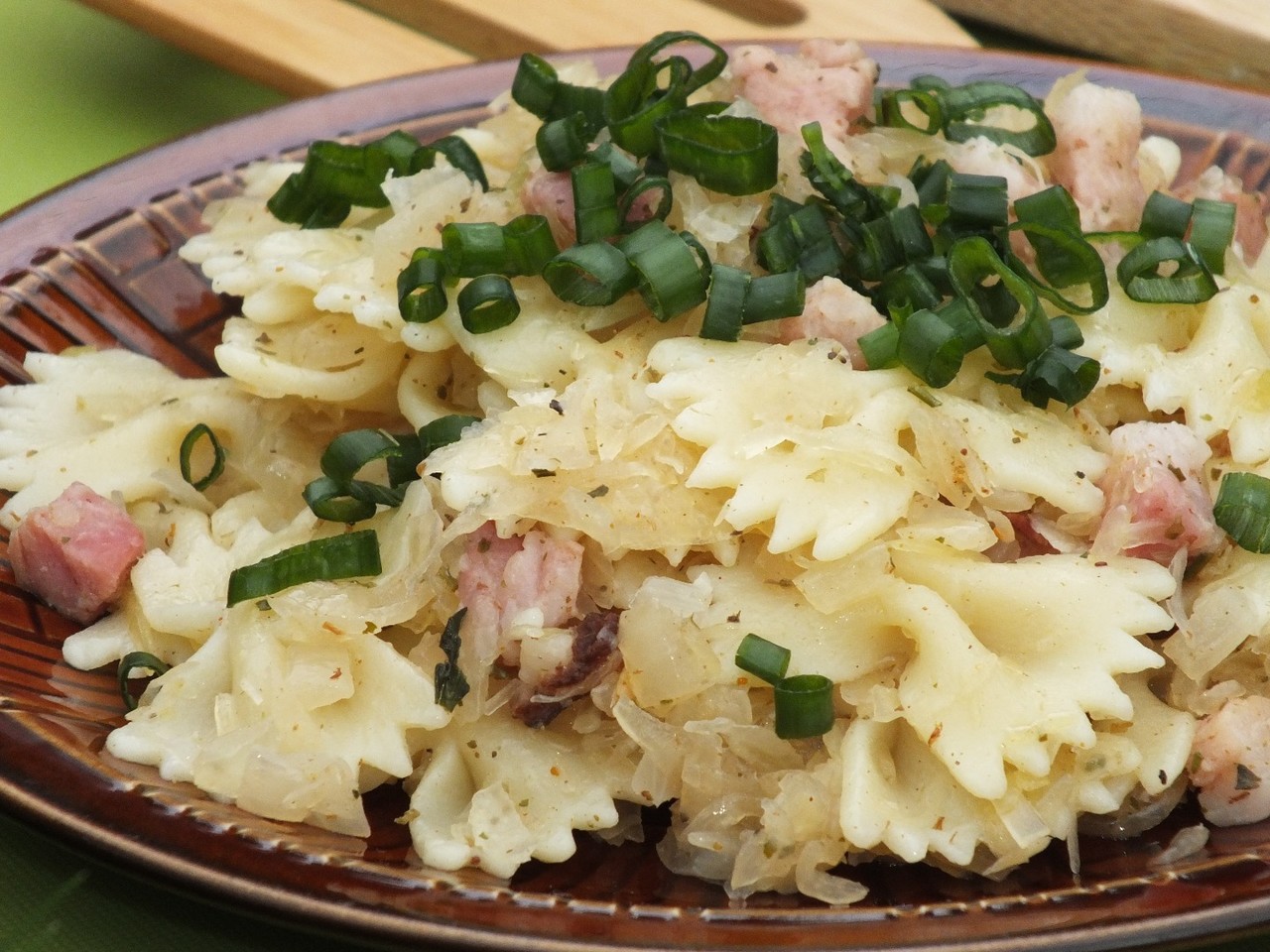 Łazanki z kapustą kiszoną i boczkiem - Przepisy kulinarne - Dania g